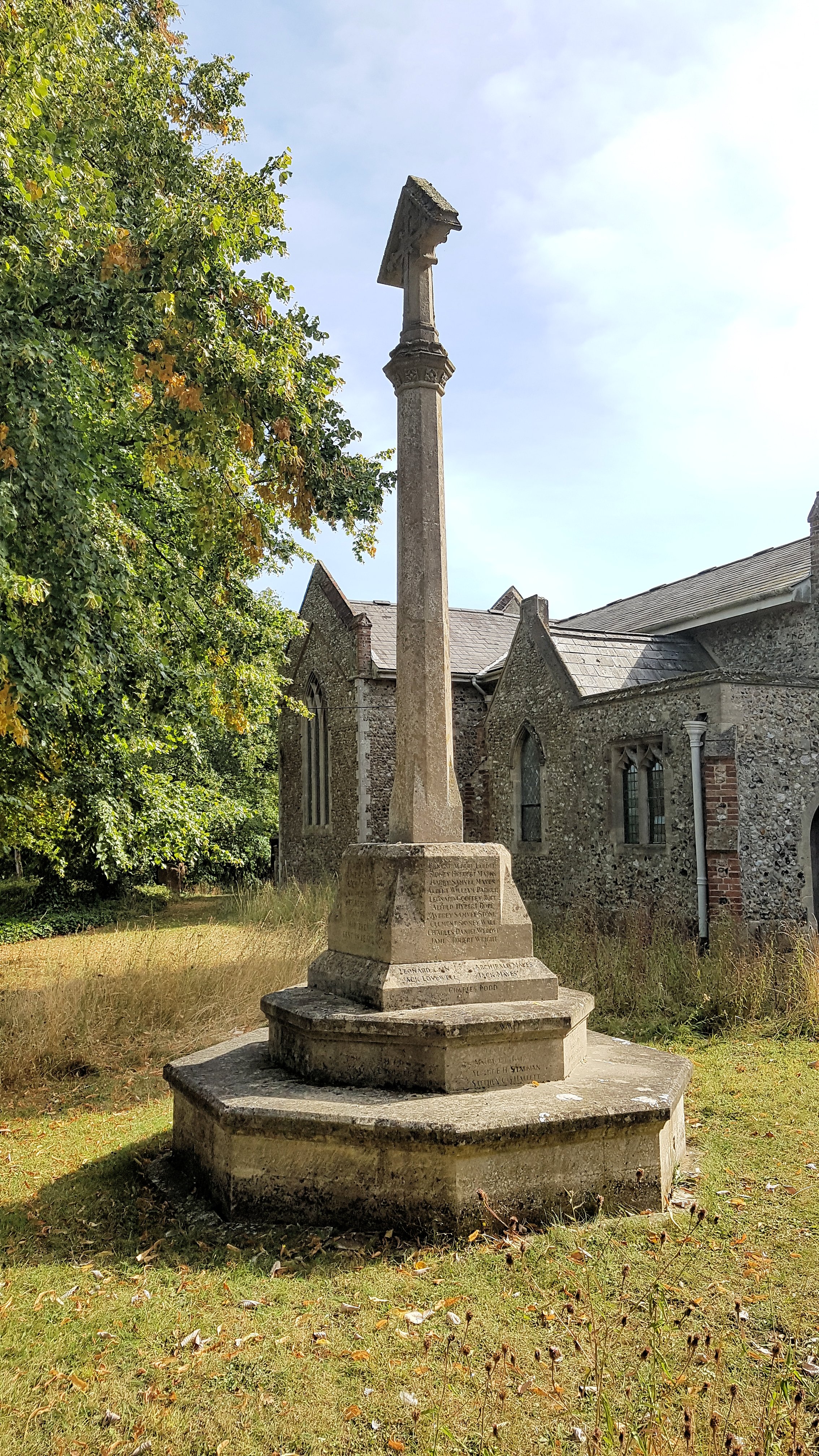 Bergh Apton - War Memorials Online