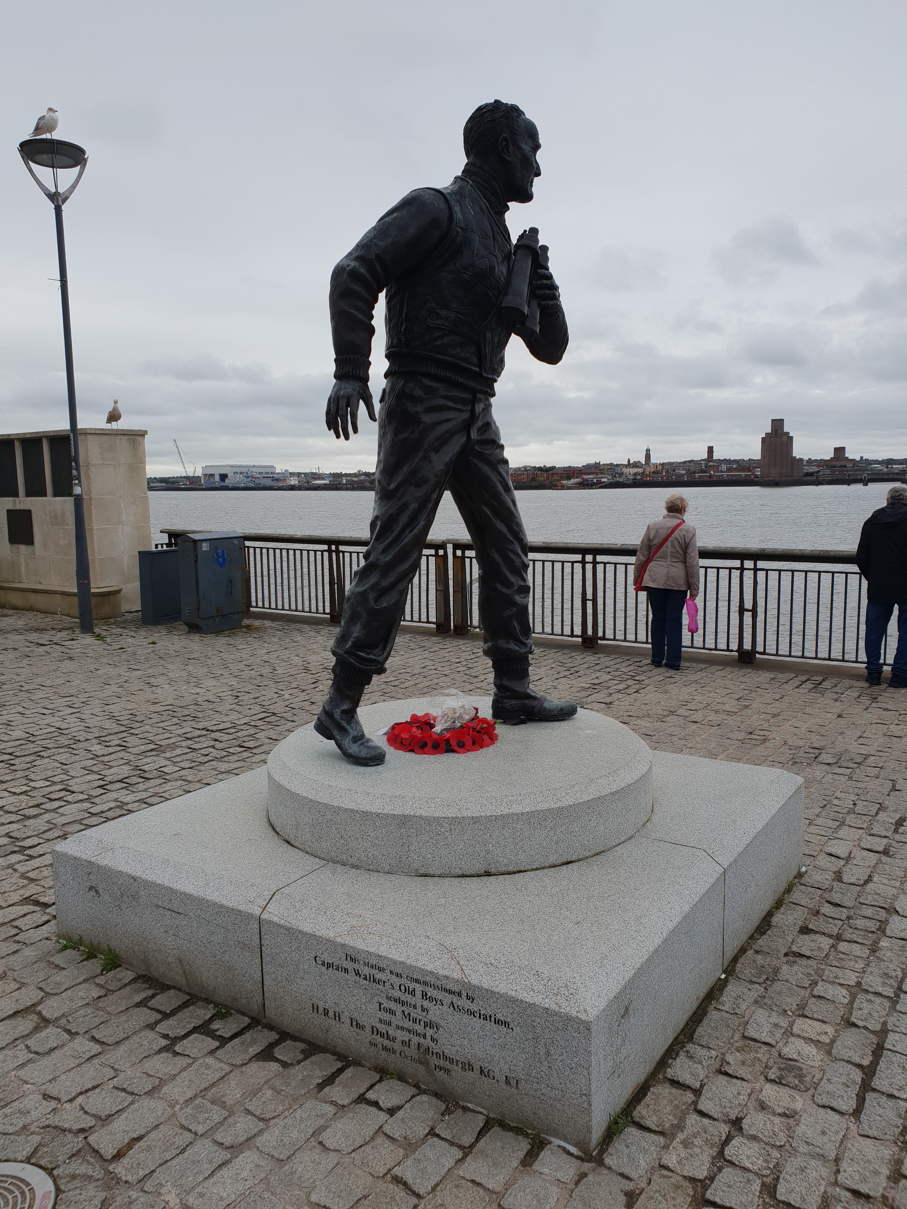 CAPT F J WALKER CB DSO - War Memorials Online