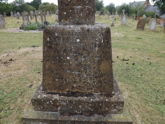 Moreton Pinkney : WW1 Cross.