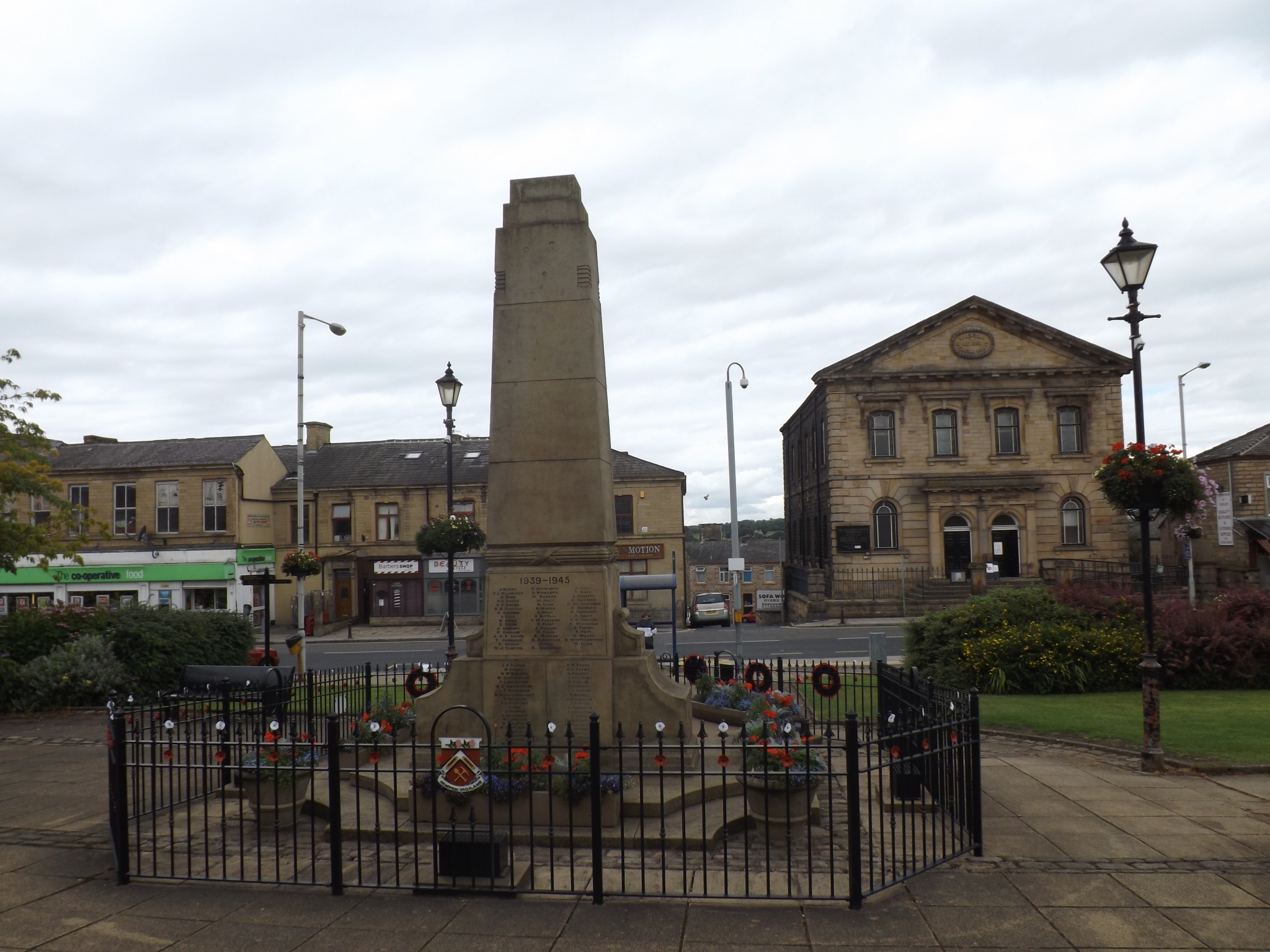 BRIERFIELD - War Memorials Online
