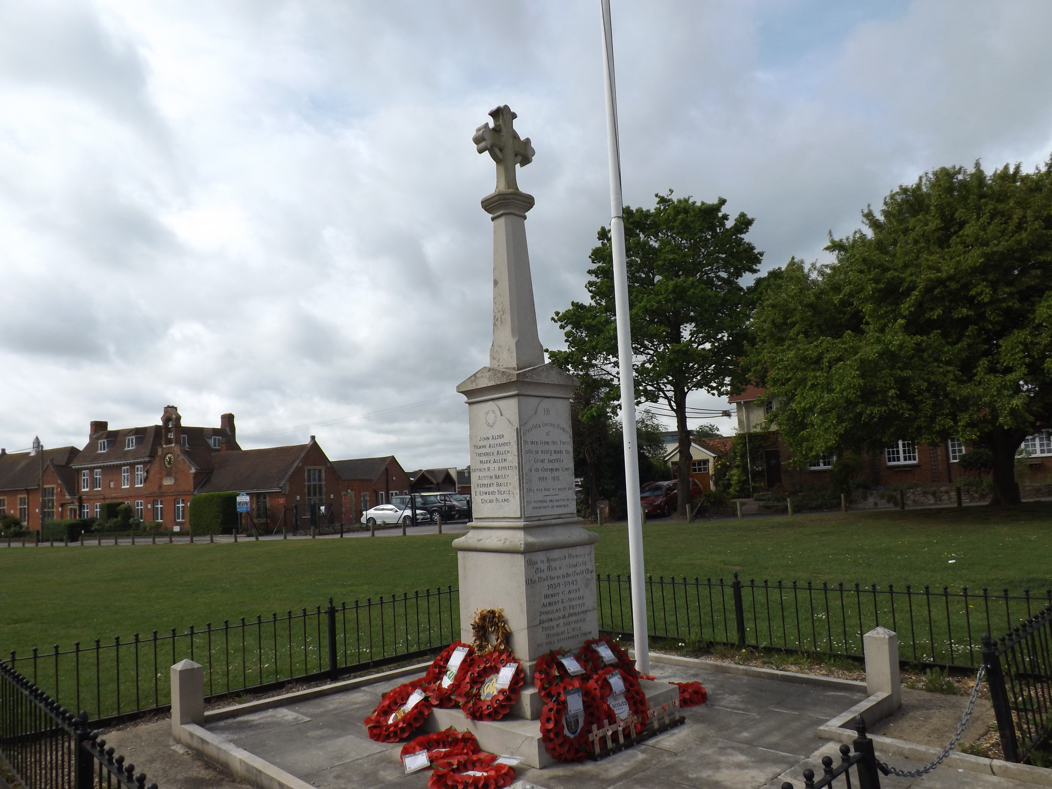 SHINFIELD - War Memorials Online