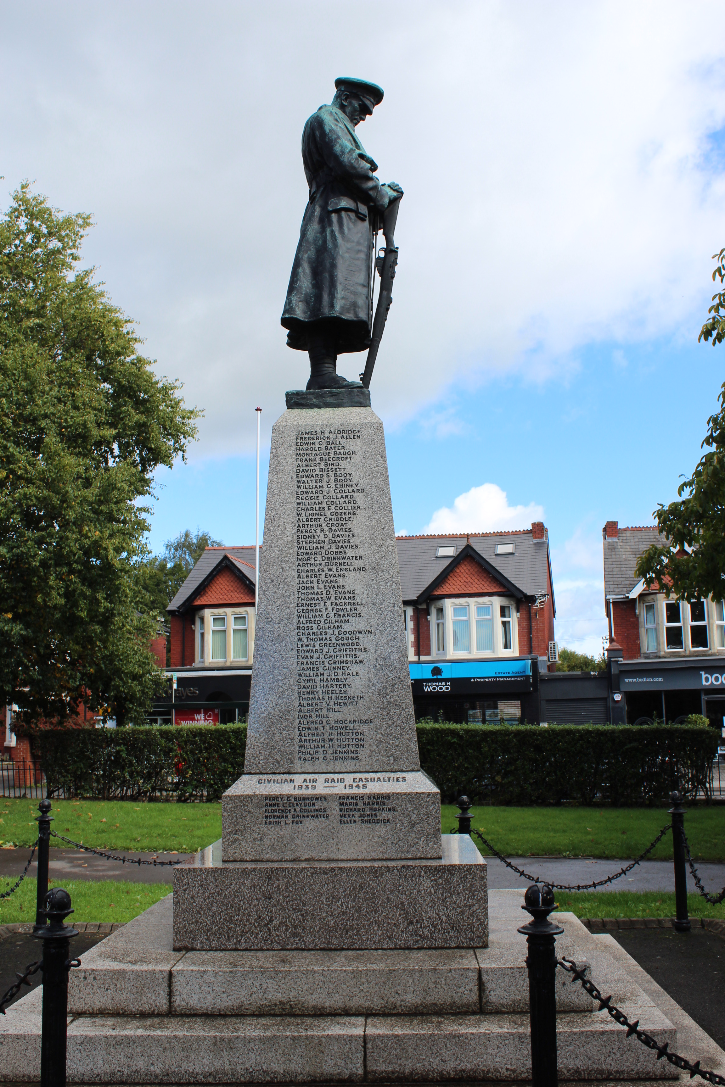 WHITCHURCH SERVICEMAN STATUE - War Memorials Online