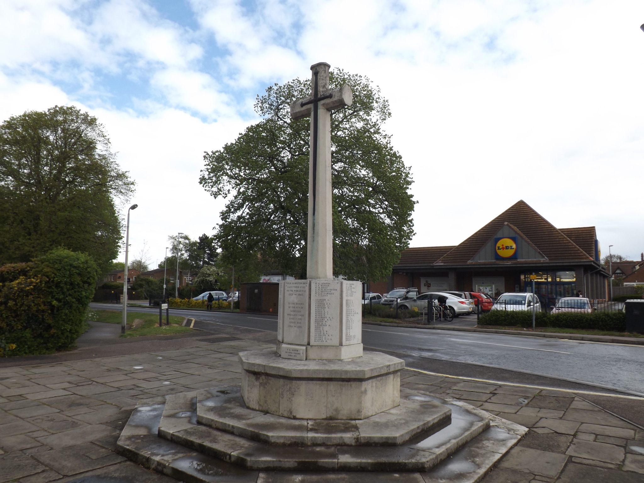 KEMPSTON - War Memorials Online