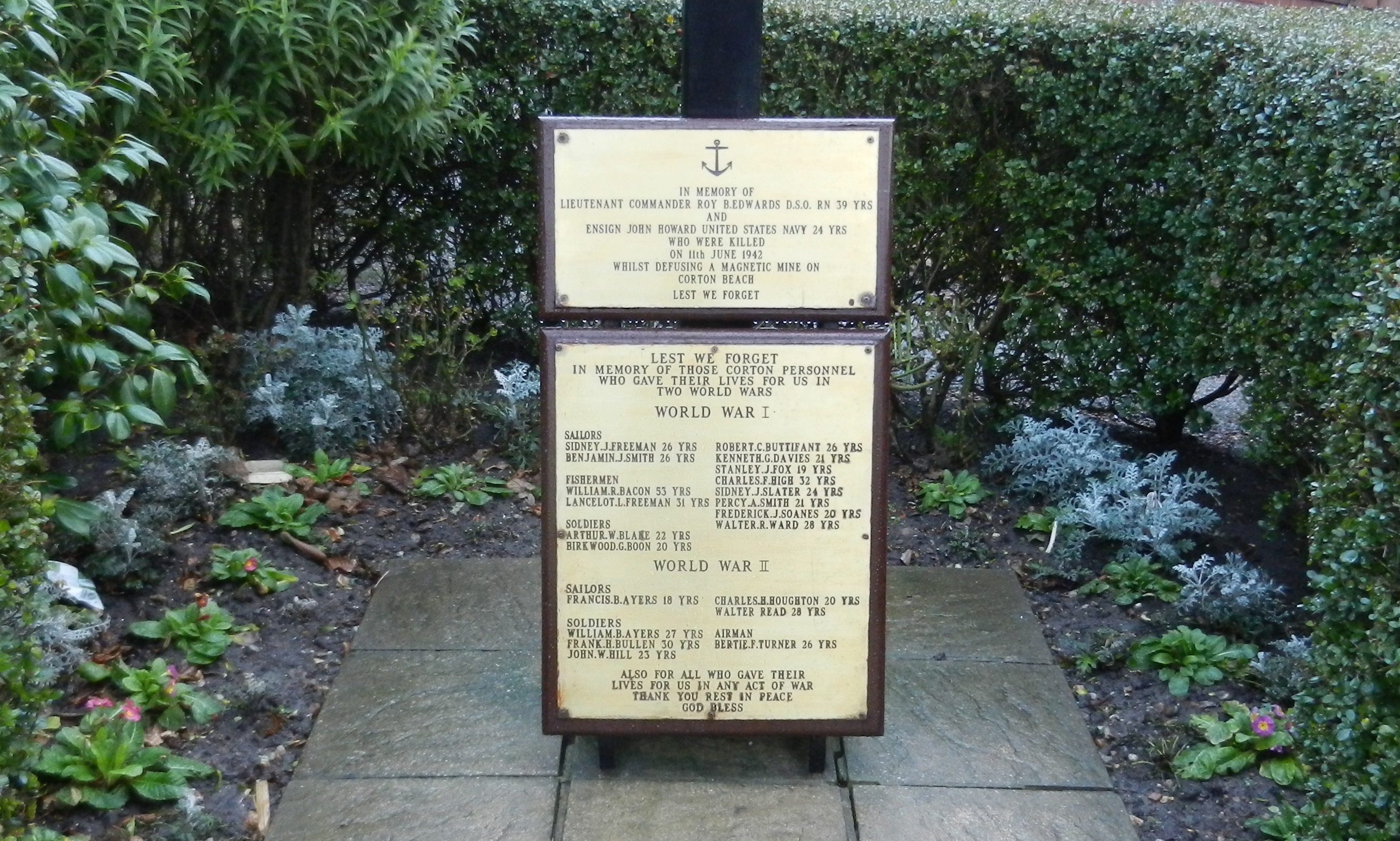 Corton WW1 & WW2 Memorials - War Memorials Online