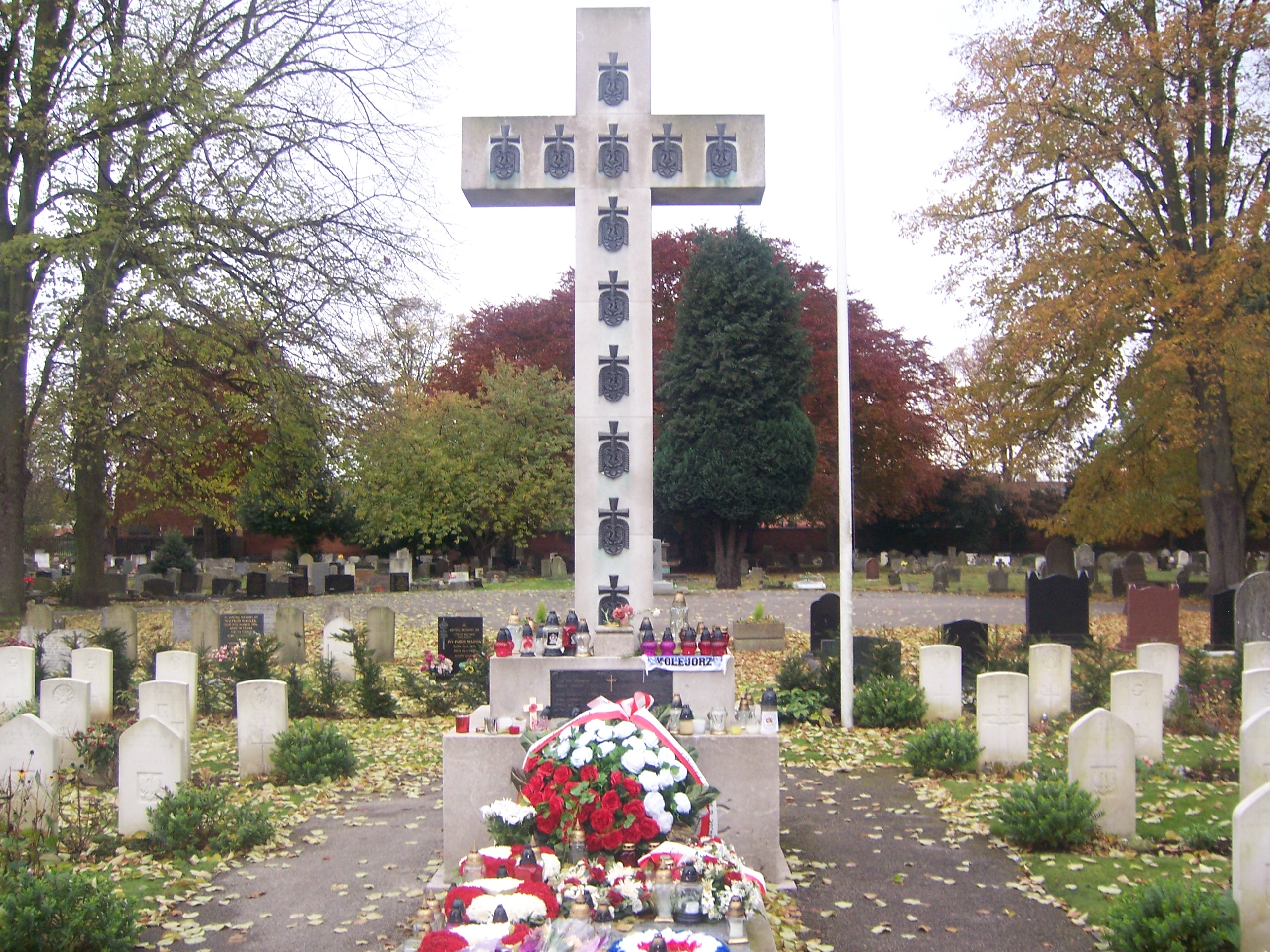 Newark- Polish war graves memorial - War Memorials Online