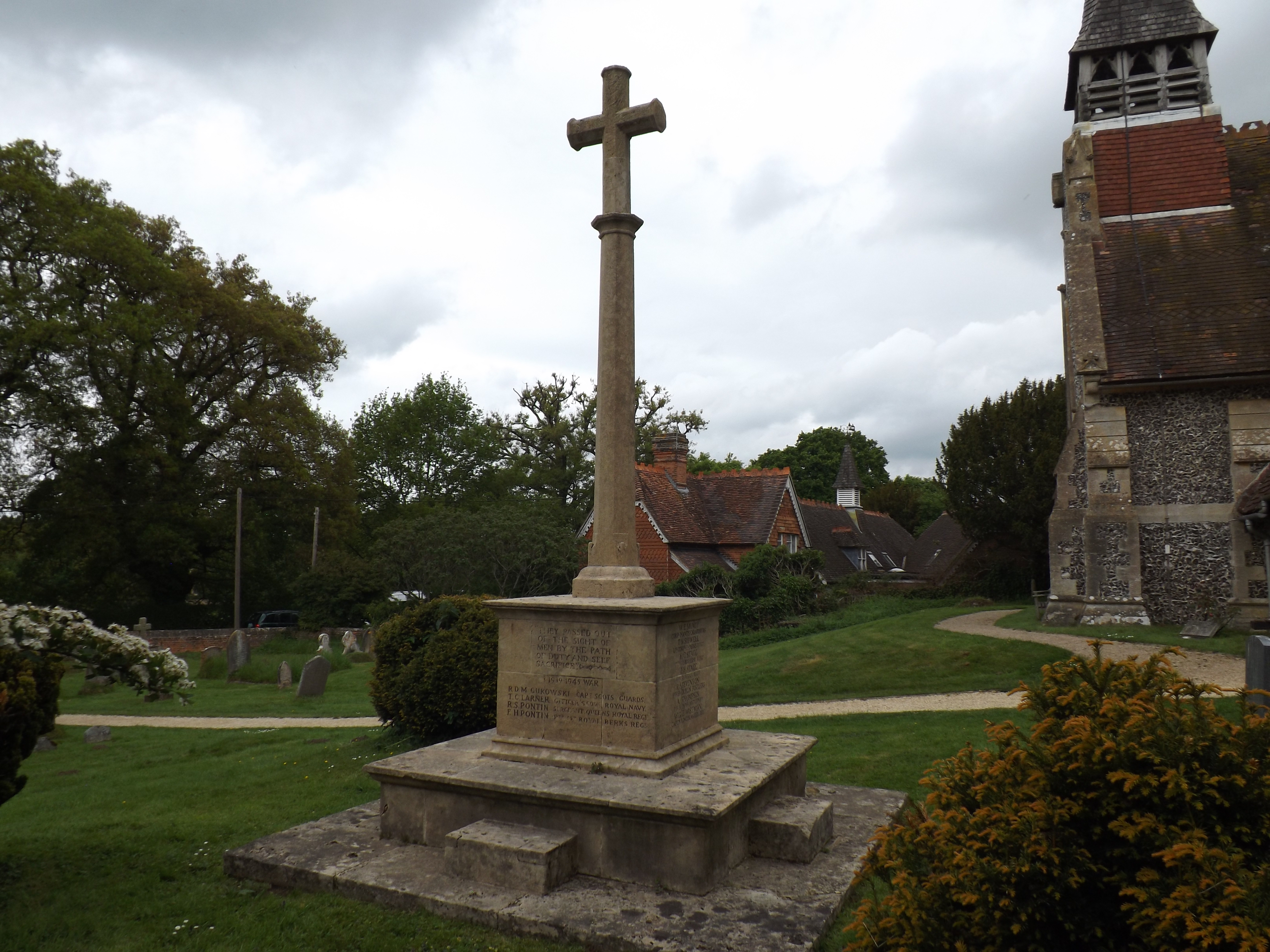 Woolhampton - War Memorials Online