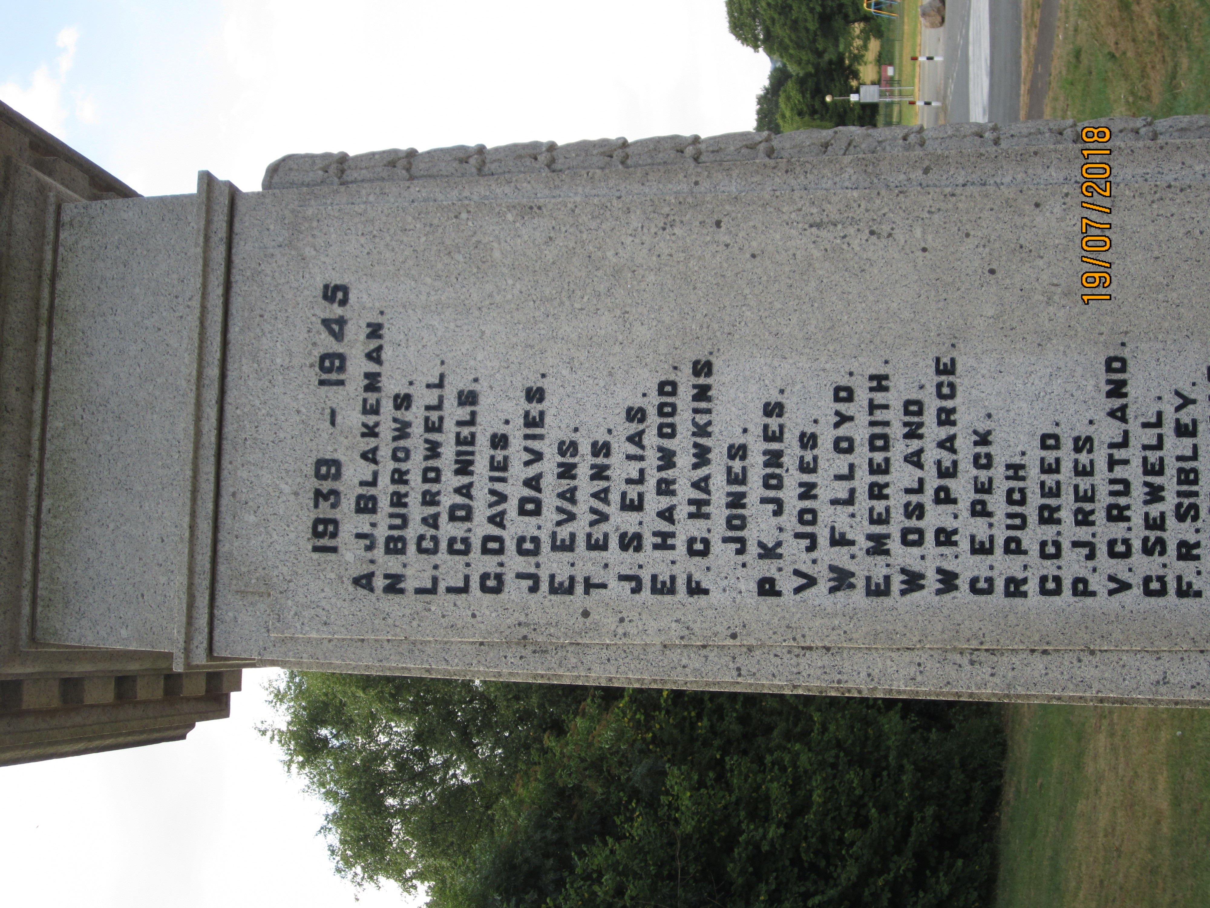 Pontllanfraith - War Memorials Online