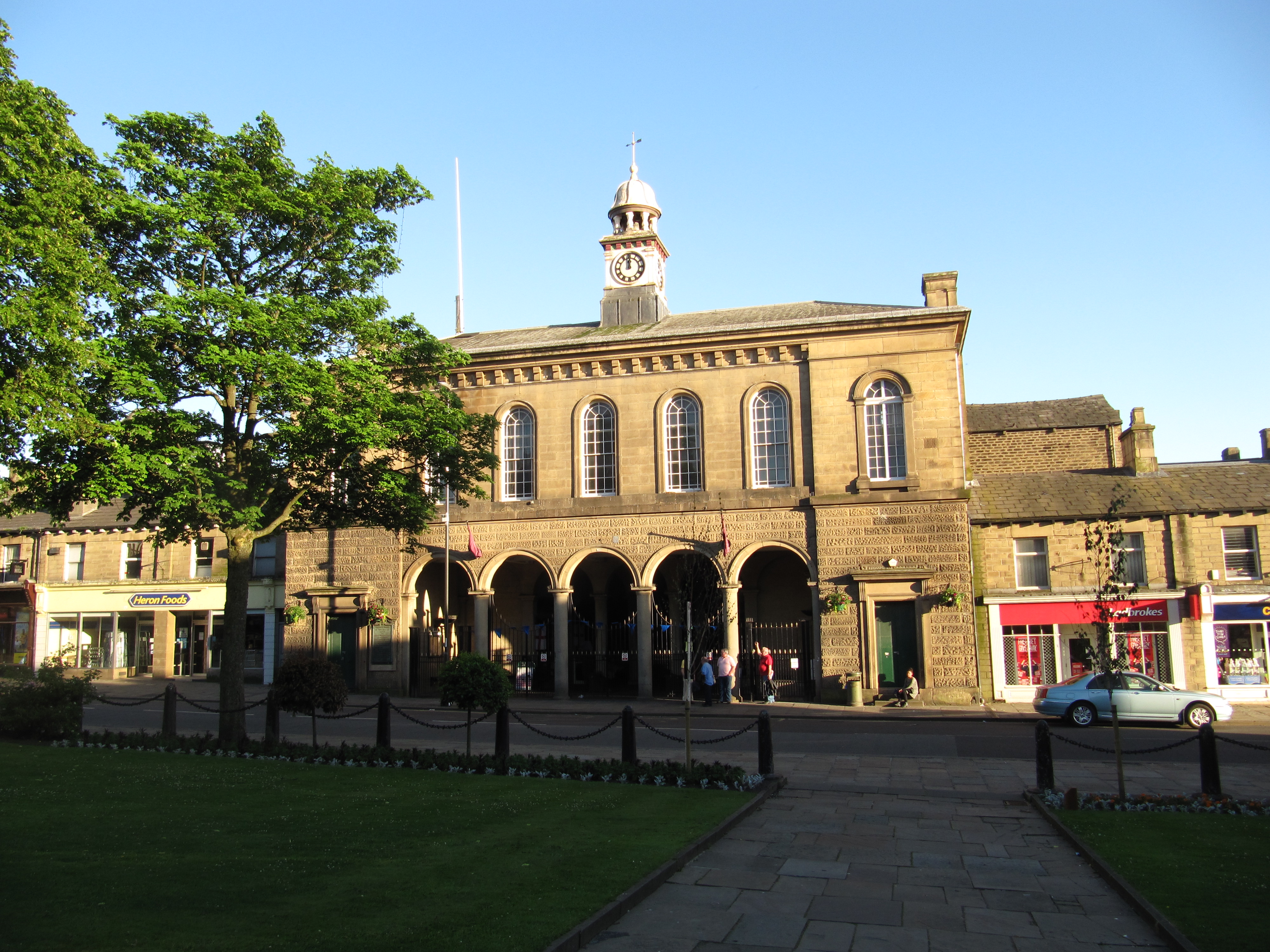 Glossop and District - War Memorials Online