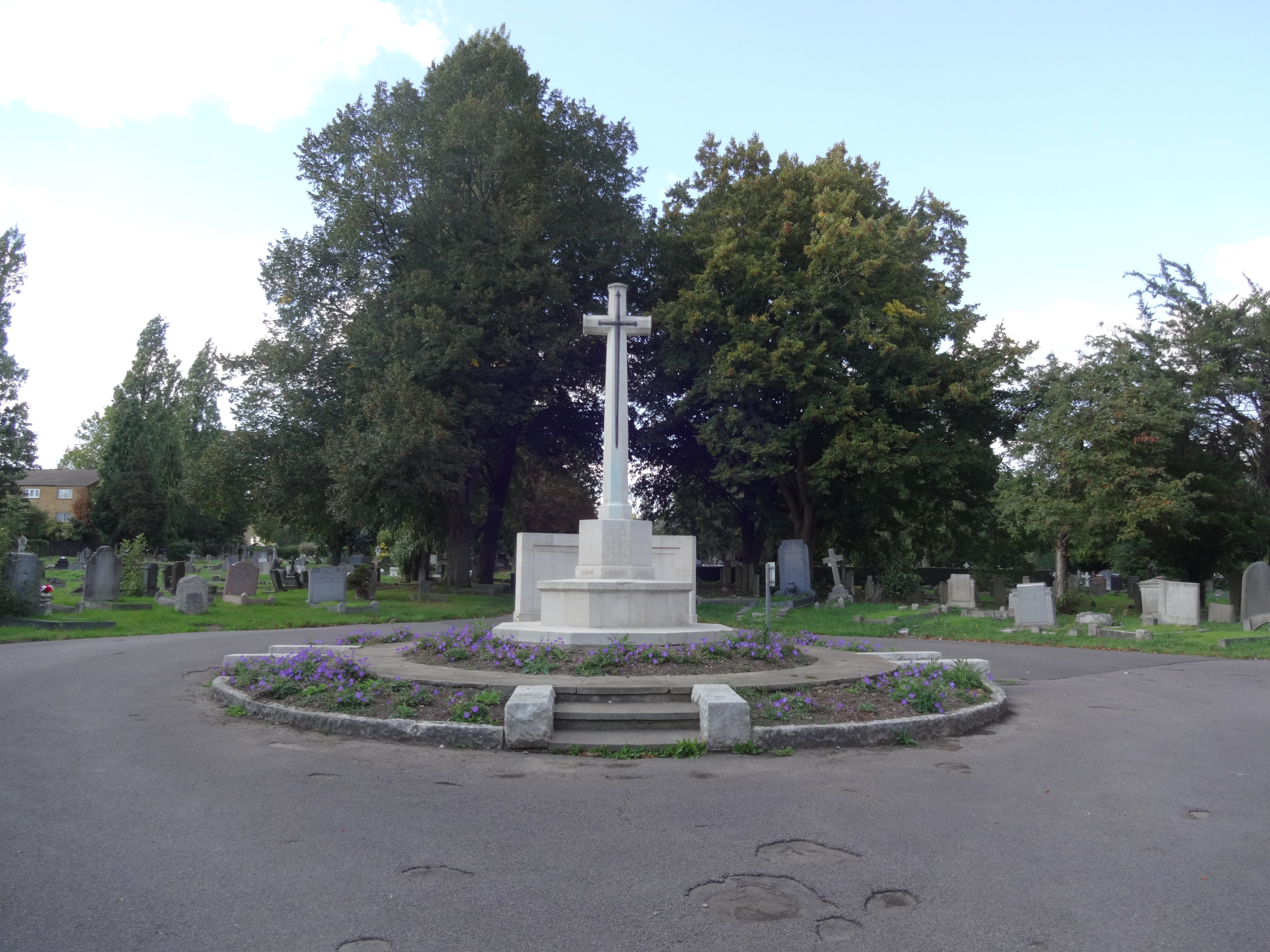 CWGC: Cross Of Sacrifice and Screen Wall - War Memorials Online