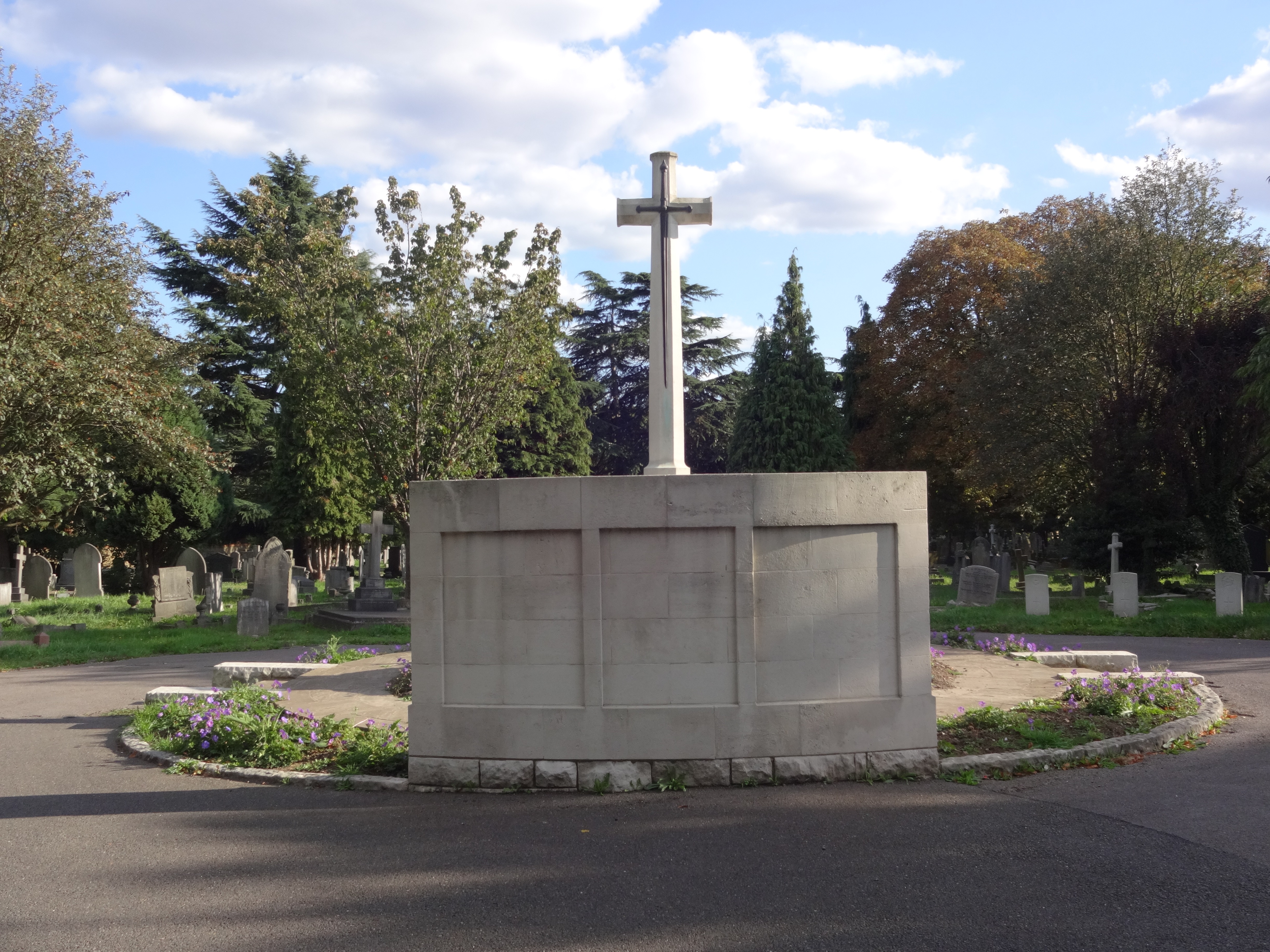 CWGC: Cross Of Sacrifice and Screen Wall - War Memorials Online