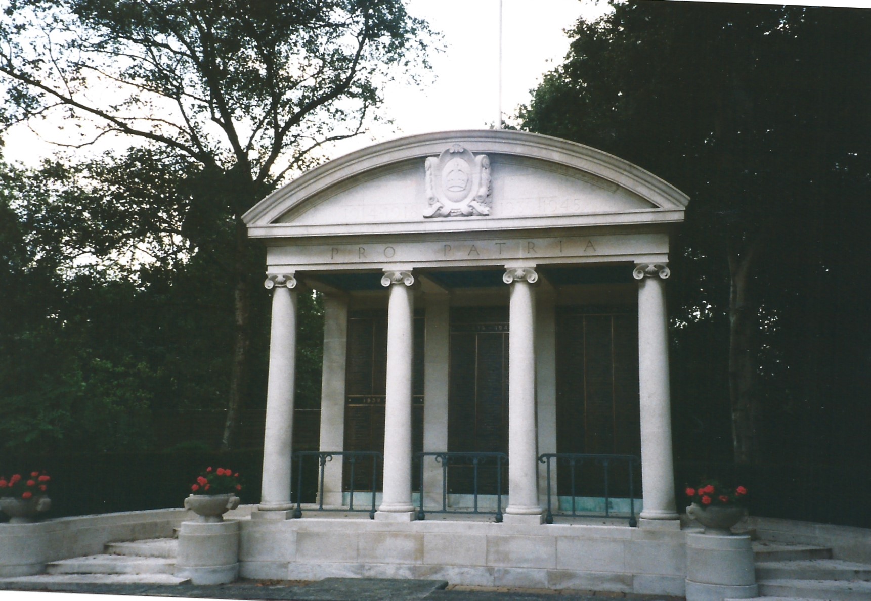 Golders Green Crematorium Portico And Lily Pool - War Memorials Online