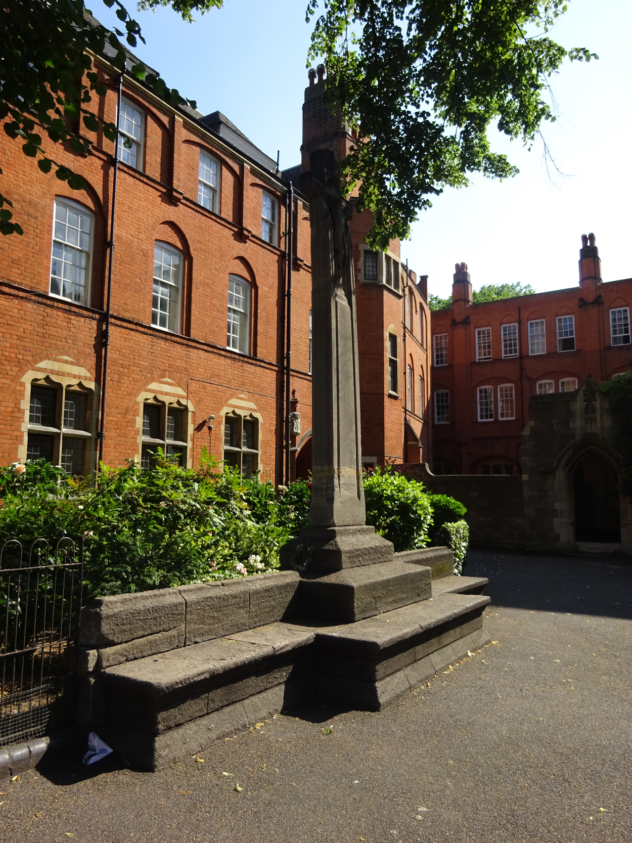ST MARY'S CLAPHAM - War Memorials Online