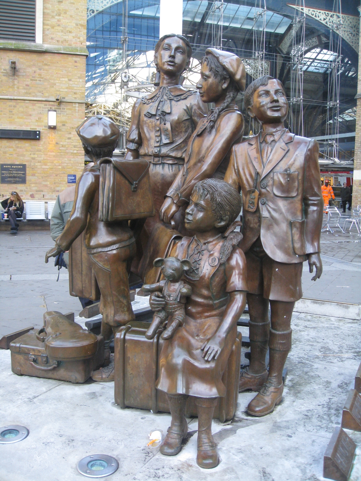 Kindertransport Sculpture (1) - War Memorials Online